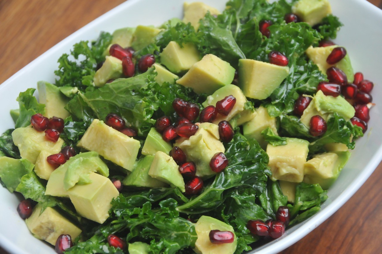 Ensalada de Kale, Palta y Granada - LA ESPÁTULA VERDE